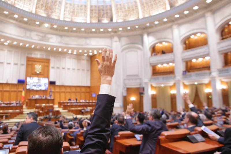 PSD a votat astăzi în Parlament până i-a ieșit votul la legea spălării ...