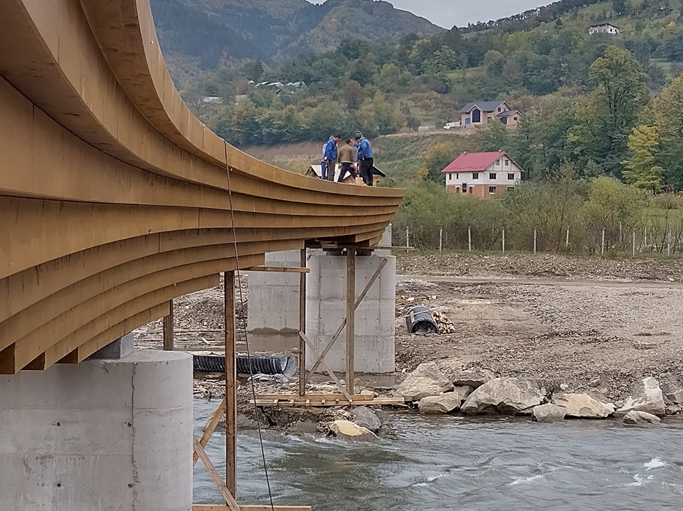 O bijuterie de pod din lemn stratificat, unic în România, construit la ...