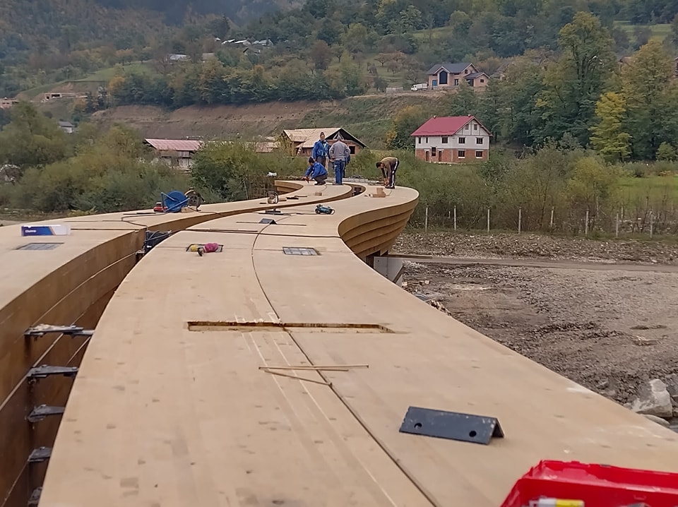O bijuterie de pod din lemn stratificat, unic în România, construit la ...