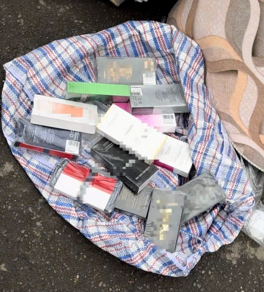 O vânzătoare de parfumuri de ”lux” din plasă de rafie dată pe mâna ...